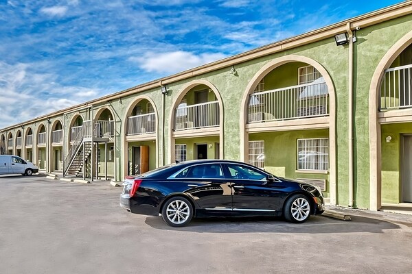 Gateway To Texas Adventure! 3 Pet-friendly Units, Free Parking! - Houston, TX