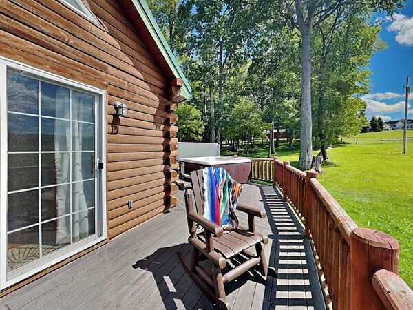 Windy Acres | Dog Friendly + Hot Tub & Great Views! - Oakland, MD