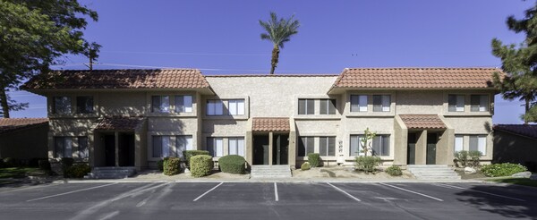 Your Getaway To California Relaxation! Swimming Pool, Pets Allowed! - Indio, CA