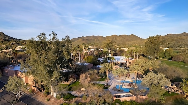 Discover Your Retreat! Full Kitchen, Swimming Pool, Free Parking! - Cave Creek, AZ