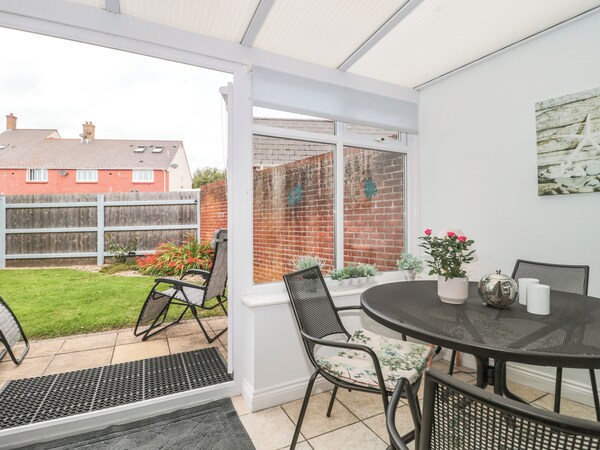 Pebbles Foxglove Way, Pet Friendly, With A Garden In West Bay - Bridport