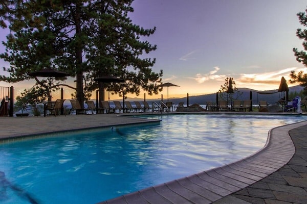 Enjoy A Hassle-free Stay! Onsite Pool, Free Parking, Close To Agate Bay - Incline Village, NV