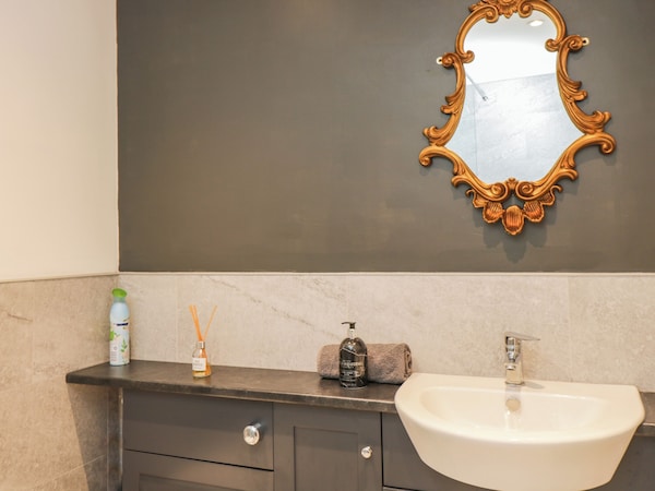 Well Cottage, Pet Friendly, With A Garden In Crudwell - 테트버리