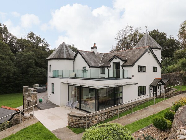 Glamorgan House, Pet Friendly, Luxury Holiday Cottage In Cardiff - Wales