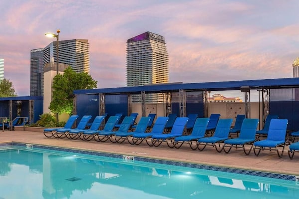 Live Large In Las Vegas! Outdoor Swimming Pool, Full Kitchen! - Bellagio