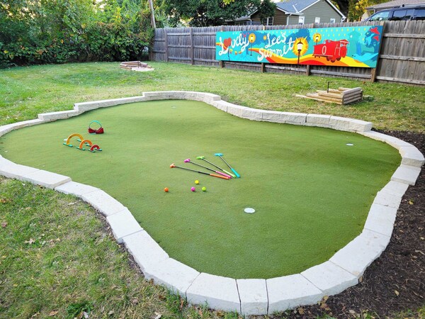 Steps2 Downtown_play Puttputt_ King Beds_relax_fun - Lee's Summit, MO