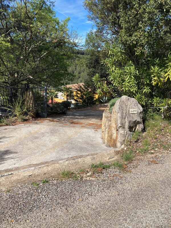 La Cigale - We Offer: 3 Rooms For A Total Of 8 People. - Cotignac