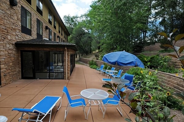 Your Peaceful Mountain Escape! Free Breakfast, Indoor Pool, Free Parking! - Glenwood Springs, CO
