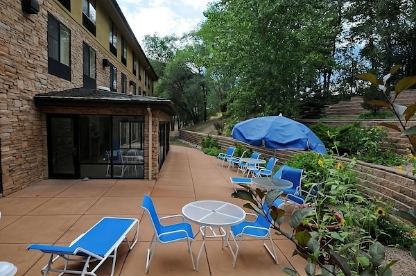 Your Peaceful Mountain Escape! Free Breakfast, Indoor Pool, Free Parking! - Glenwood Springs, CO