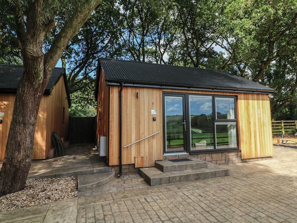 Jasmine, Romantic, With Hot Tub In Barnstaple - North Devon District