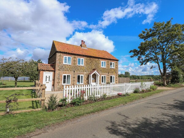 Horseshoe Cottage, Pet Friendly, Character Holiday Cottage In Pentney - Cambridgeshire