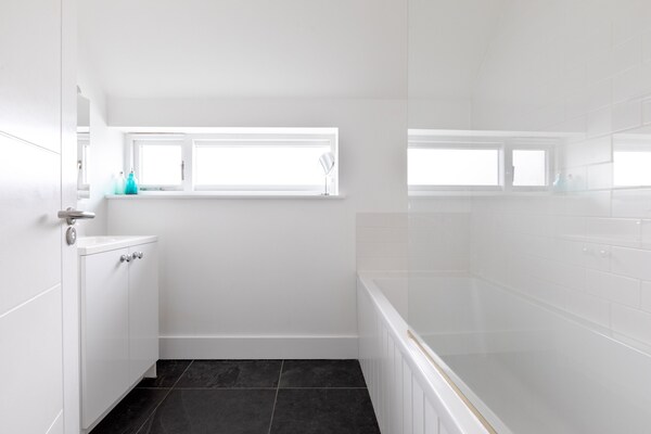 The Beach House, Pet Friendly, Country Holiday Cottage In Polzeath - Padstow
