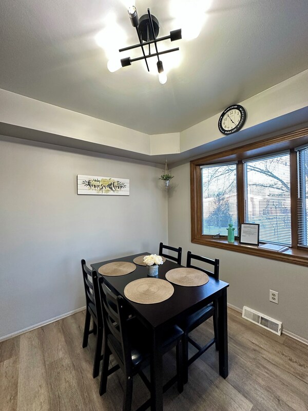 Beautiful Home In Metro Detroit Area With Gameroom 4bd - Troy, MI