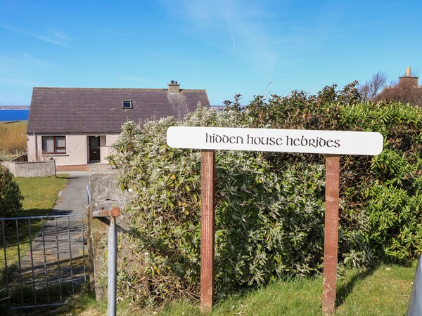 Hidden House Hebrides, Pet Friendly, With Open Fire In Stornoway - Stornoway