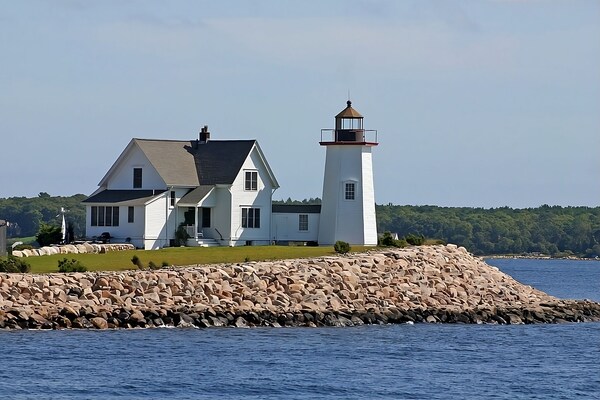 Bask In Sunlight On Wood Neck Beach! 2 Spacious Units, Free Parking! - Old Silver Beach, MA