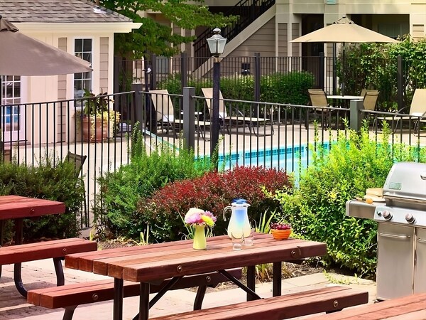 Enjoy Free Breakfast And Outdoor Pool! Discover A Charming Stay In Princeton! - Princeton