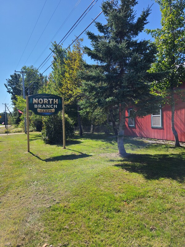 3 Bedroom Camp W/ Direct Snowmobile/atv Trail Access! 15 Min To Sugarloaf! - Maine