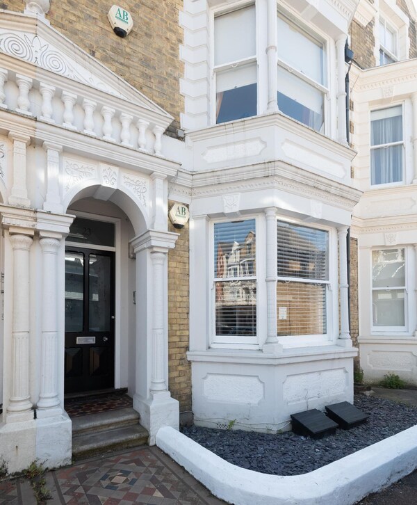 Stunning Town Centre Ground Floor Garden Apartment - Tonbridge