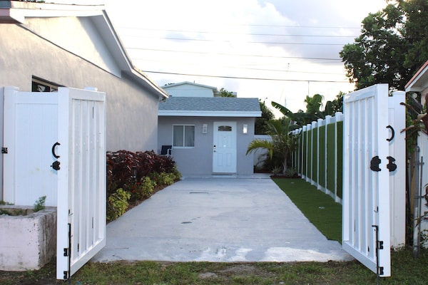 Enjoy This Stylish Studio Space. Walking Distance From Hardrock Stadium - Miami Gardens, FL