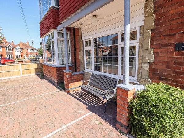 Chalfont Lodge, Pet Friendly, Character Holiday Cottage In Skegness - Lincolnshire