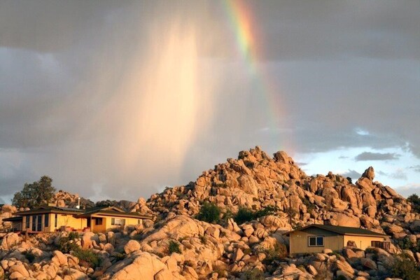 Spectacular Boulder Setting With Stunning Vistas - ユッカ・バレー, CA