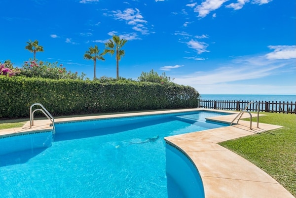 Beachfront Escape 3 Bed House - Stunning Sea Views - Marbella