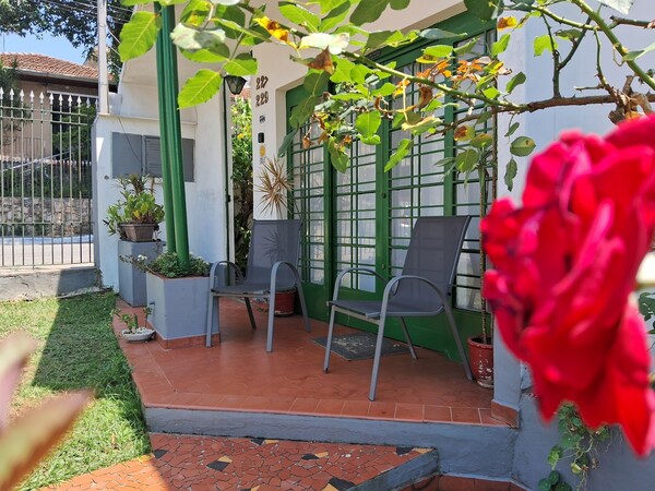 Casa 2 Quartos E Banheiros Super Bem Localizada, Arejada,ao Lado Da Expo Sp - Moema