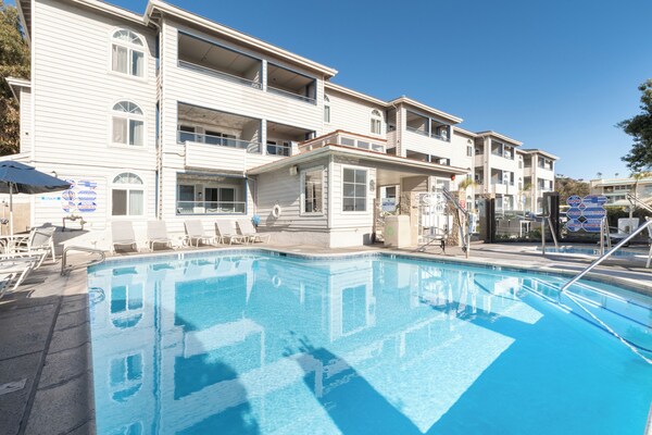 Prime Location! 4 Beachfront Units W/ Kitchen! Free Parking, Onsite Pool! - Dana Point, CA
