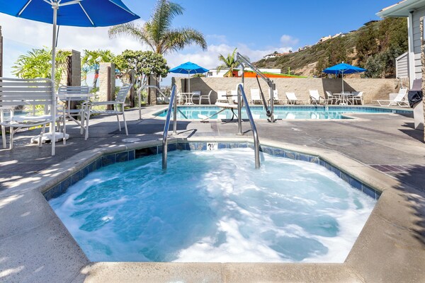 Beachfront & Memorable Stay! 3 Convenient Units W/ Kitchen, Parking Onsite, Pool - Dana Point, CA