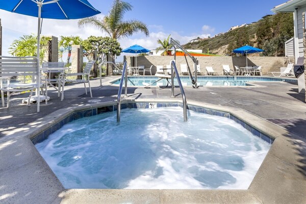 Beachfront & Memorable Stay! 3 Convenient Units W/ Kitchen, Parking Onsite, Pool - Dana Point, CA