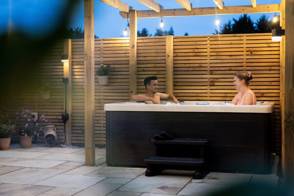 Luxury Shepherds Hut, Outdoor Area And Hot Tub - Suffolk